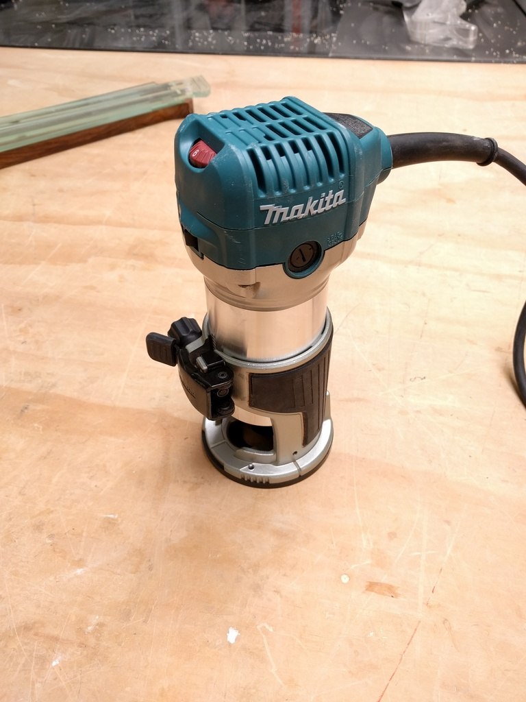 Makita RT0700C Compact Router - part 3 - Tools and Consumables ...