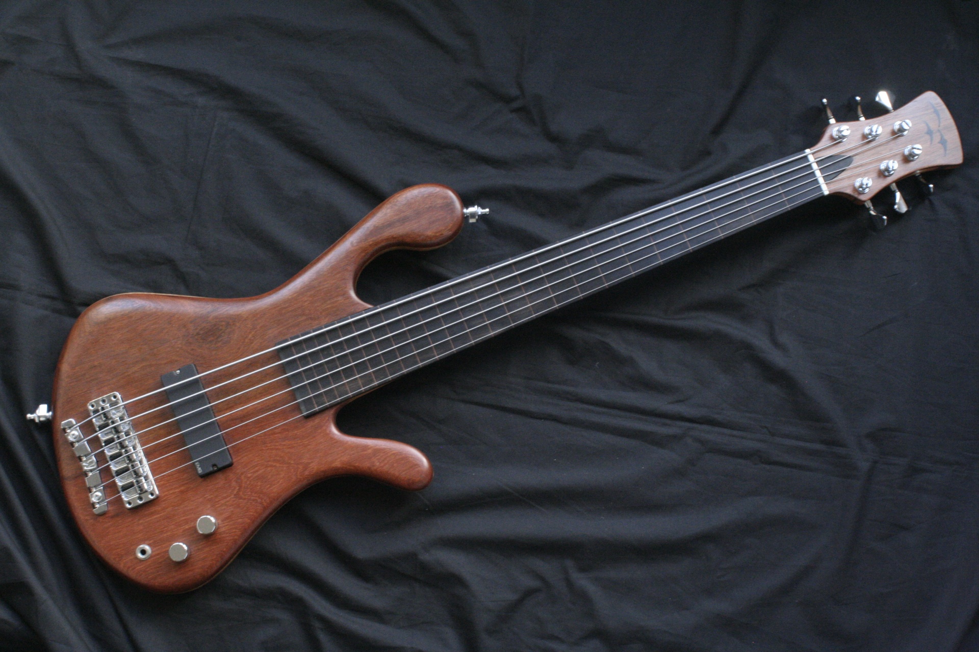 Finishing Ewan's 20 year six string bass project - In Progress and ...